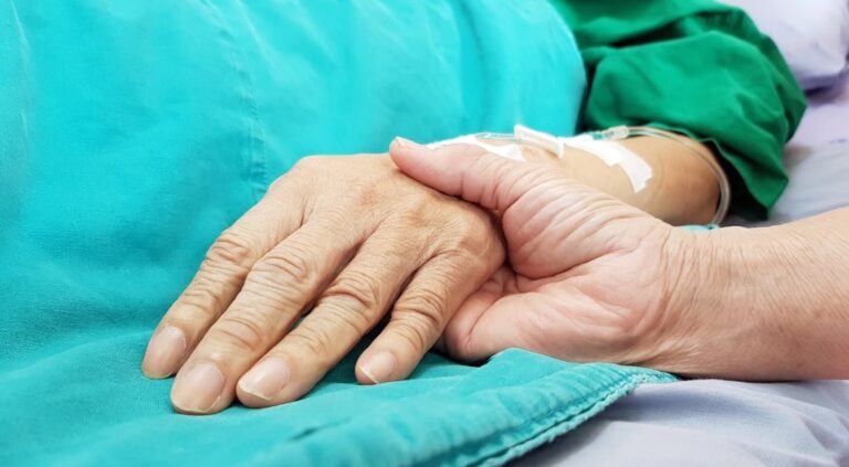 9 End-of-Life Signs Hours Before Death | IP Live-In Care